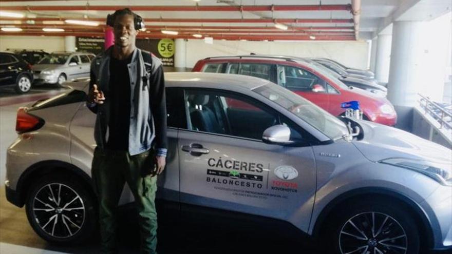 El ala-pívot Angelo Chol ya está en Cáceres y hoy empezará a entrenarse ...