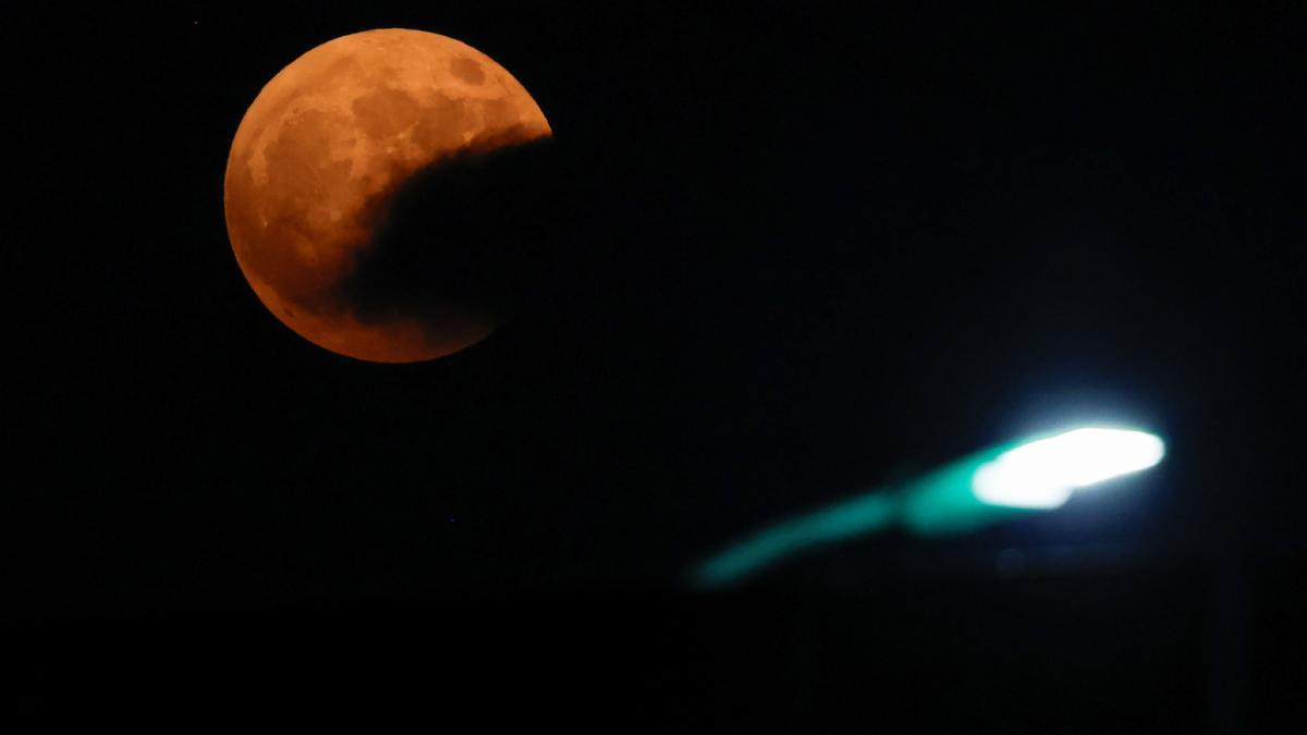 La superluna con un eclipse lunar parcial en diferentes ciudades | FOTOS