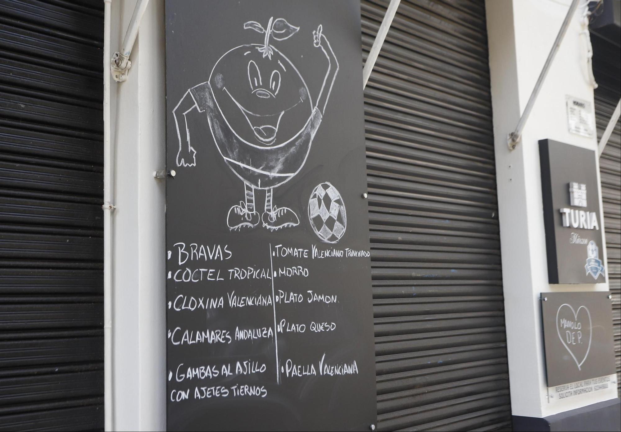 Homenaje a Manolo en su antiguo bar