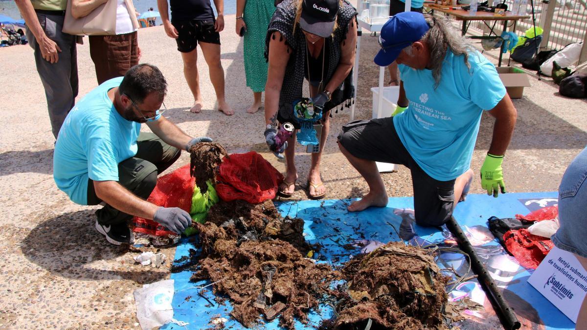Una trentena de submarinistes netegen el fons marí de Sant Feliu de ...