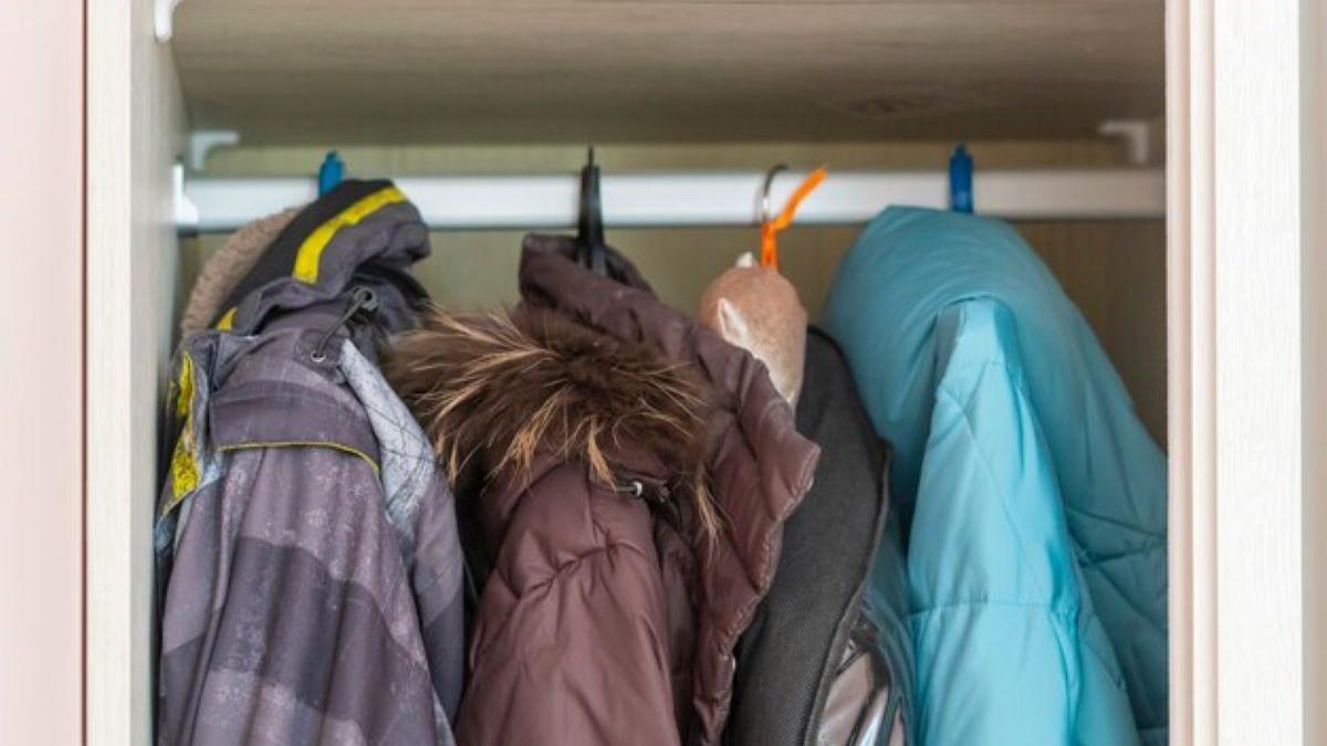 GUARDAR ABRICS ARMARI | El mètode japonès per penjar els abrics a l'armari i que ocupin la ...