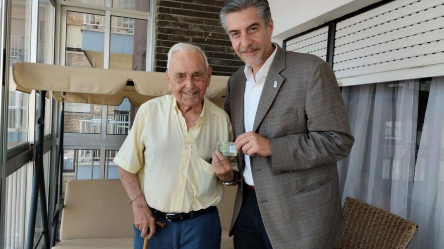 Martín Peláez entrega su carné al socio número 1 del Real Oviedo, Juan Serrano