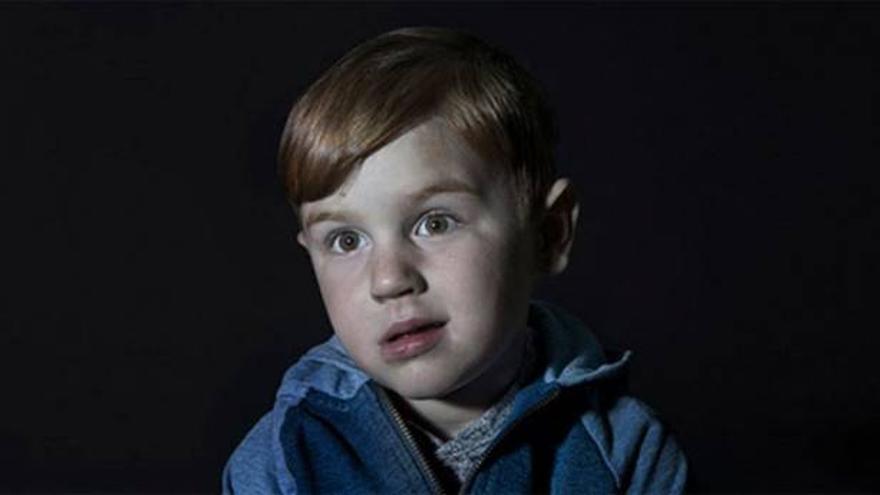 Una fotógrafa capta la mirada perdida de los niños frente al televisor