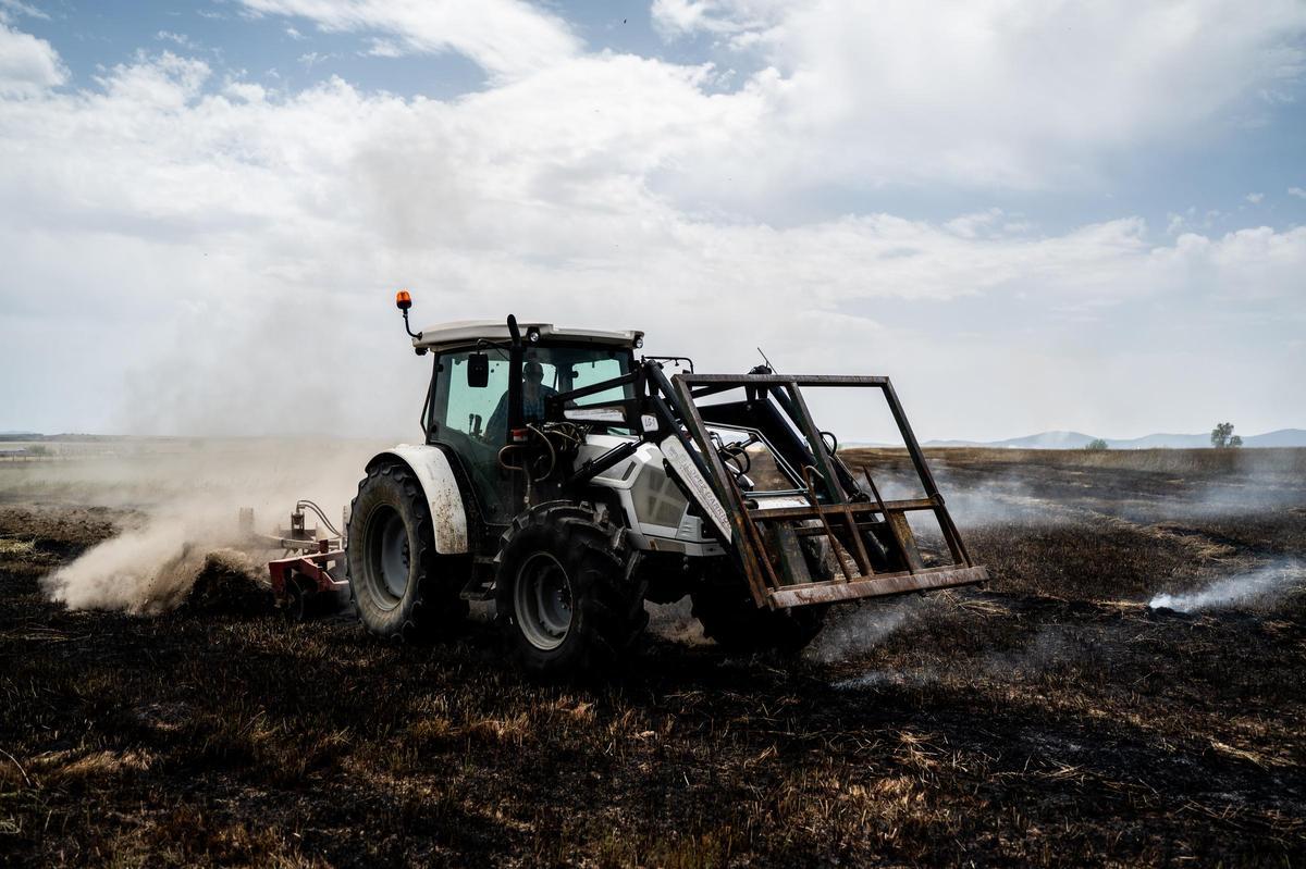 Fotogalería | Incendio de pastos cerca de la pedanía cacereña de ...