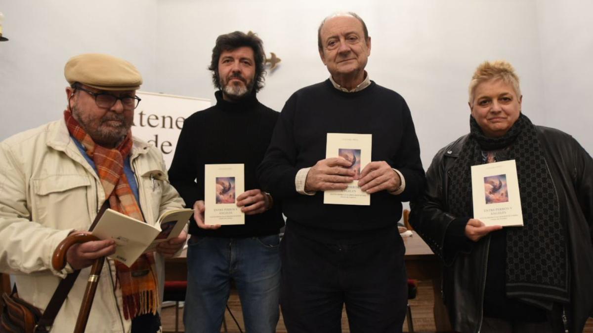 Luis María Pérez recoge el Premio Juan Bernier de poesía que otorga el ...