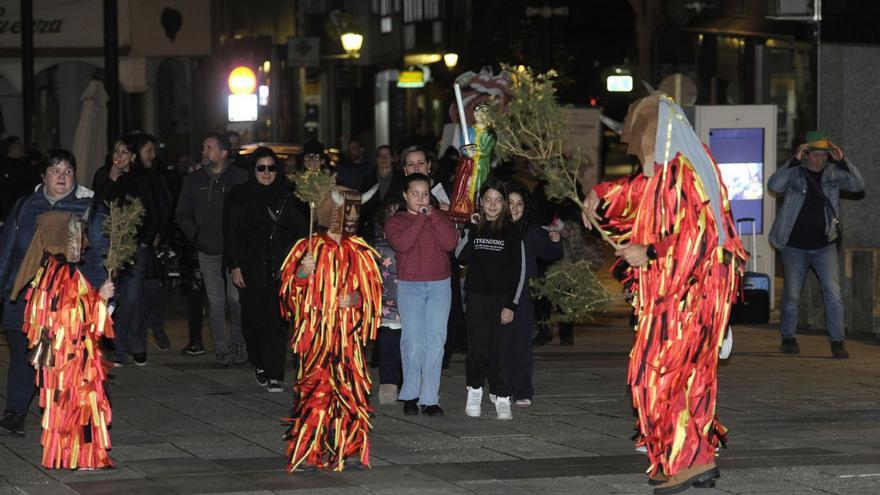 De luto riguroso para decir adiós al Entroido