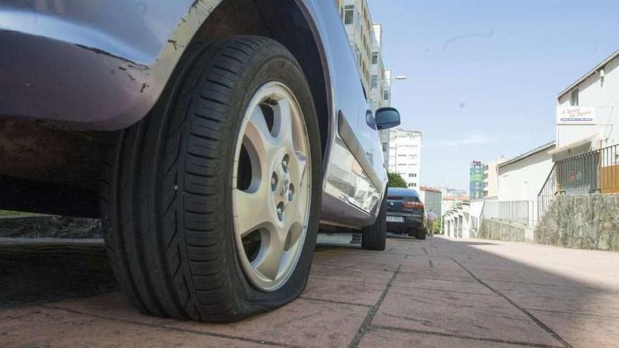 Más de 15 coches sufren rajaduras de ruedas en el Barrio de las Flores
