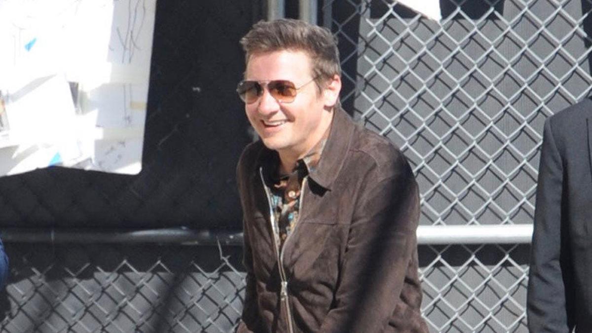 Jeremy Renner pasa del 'tacatá' al bastón: así está actualmente el ...