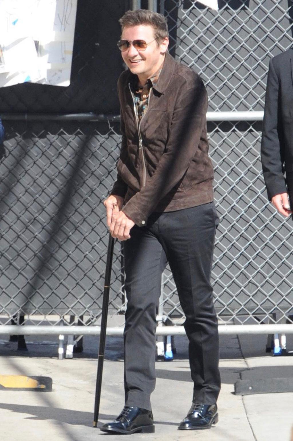 Jeremy Renner pasa del 'tacatá' al bastón: así está actualmente el ...