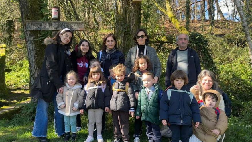 Niños del colegio rural de Vilaboa visitan el río Toxal