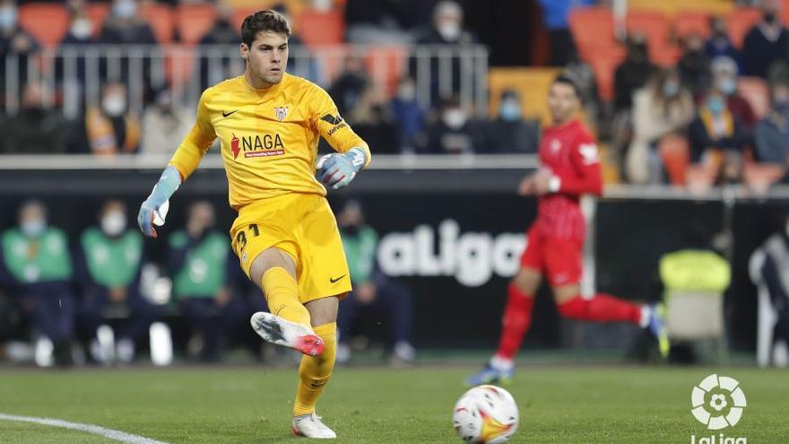 Javi Díaz apunta a la portería