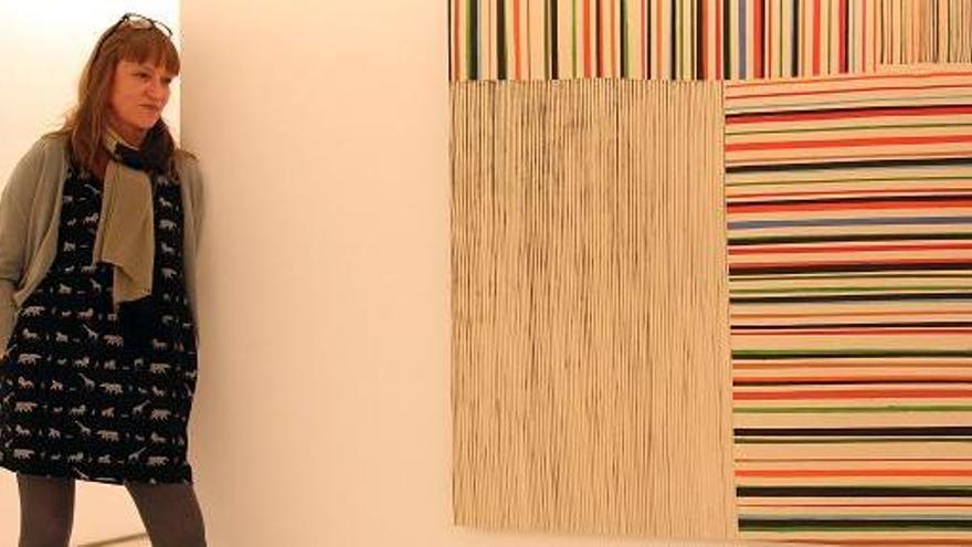 La artista Maite Centol dirige un taller de creación para niños en Gijón