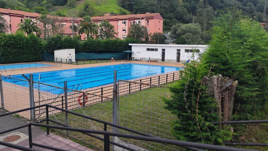 Reabre la piscina de Riosa tras la reparación del vaso principal