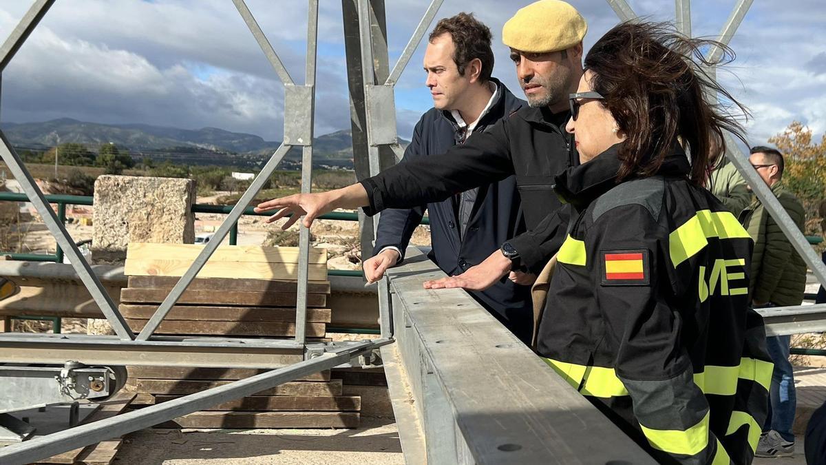 Ministra Defensa visita Cheste puente provisional militar dana