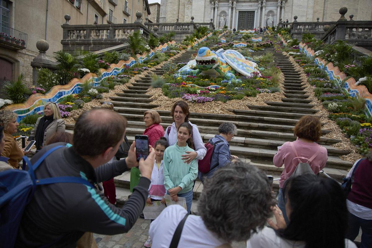 Ulls al cel i riuades de visitants en l’estrena de Temps de Flors a Girona