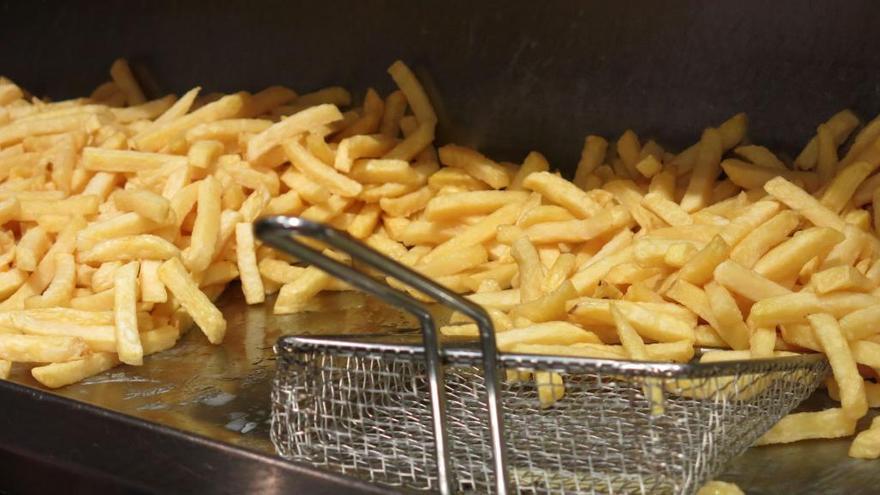 Un escaldado previo reduce el compuesto cancerígeno de las patatas fritas