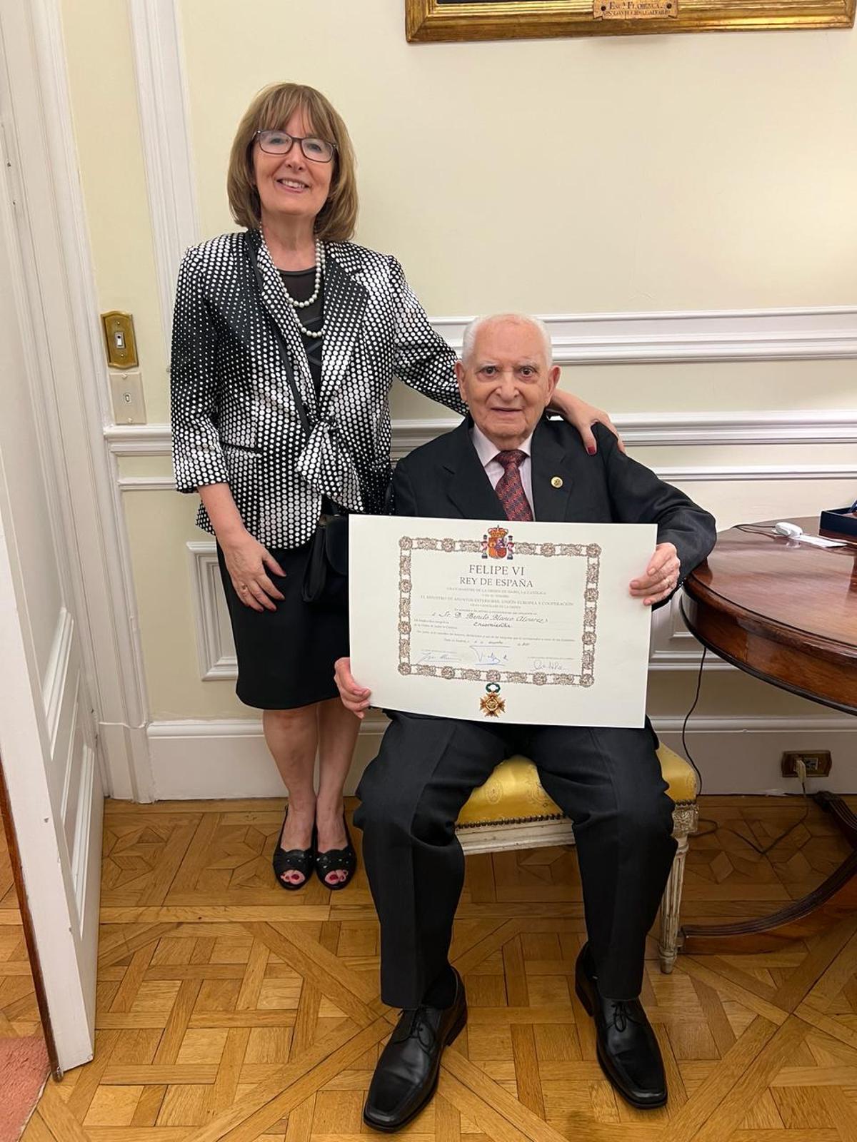 Benito Blanco, caballero de la Orden de Isabel la Católica