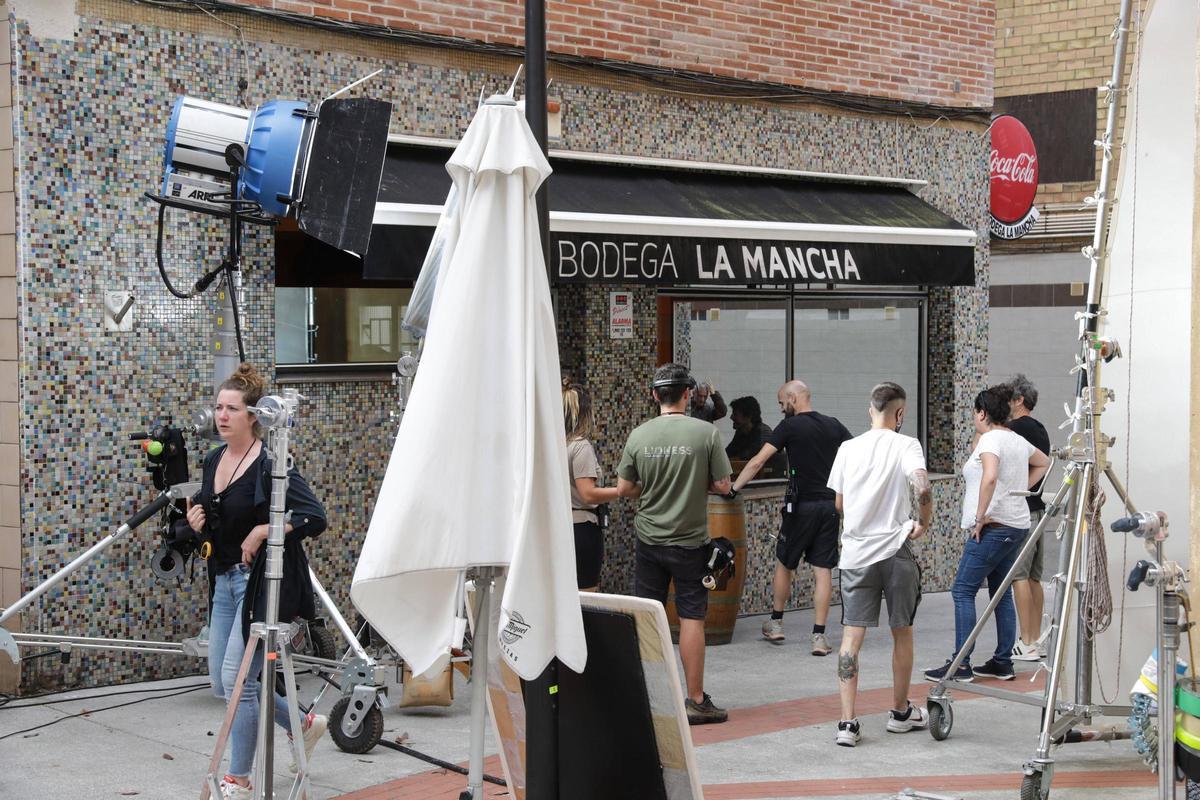 El bar que acapara los focos en Gijón en el rodaje de una serie para ...