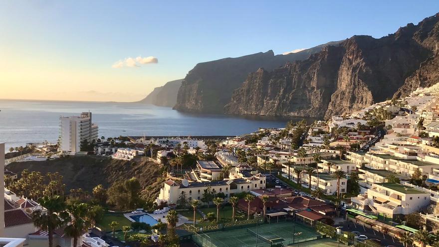 What will the weather be like in the Canary Islands at Easter?