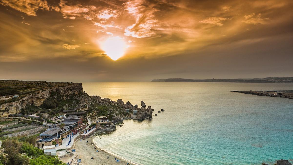 De arena, de roca, surferas, familiares... Malta tiene playas para ...