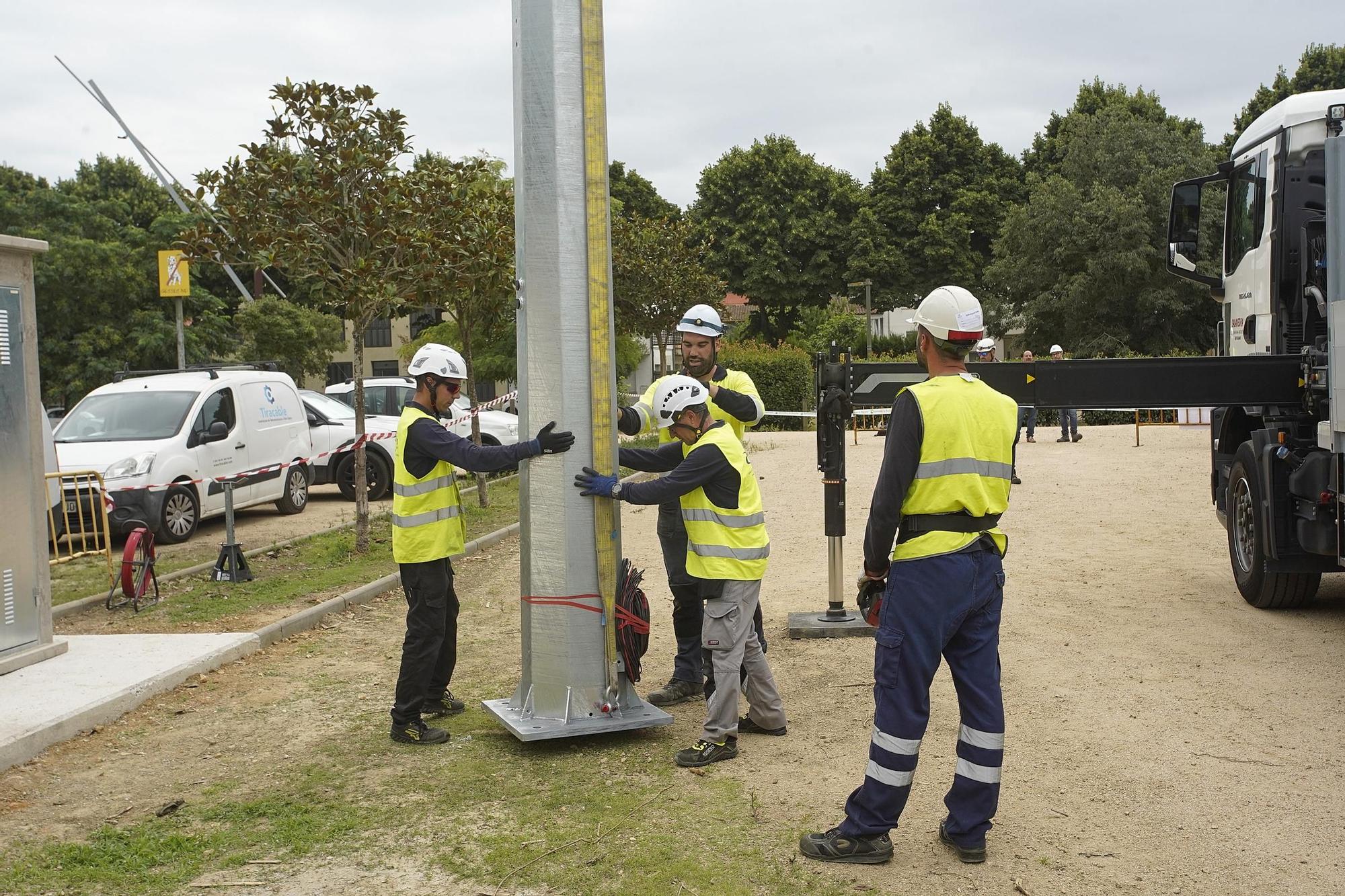 Les imatges dels tècnics d'Endesa col·locant la sirena a Bescanó