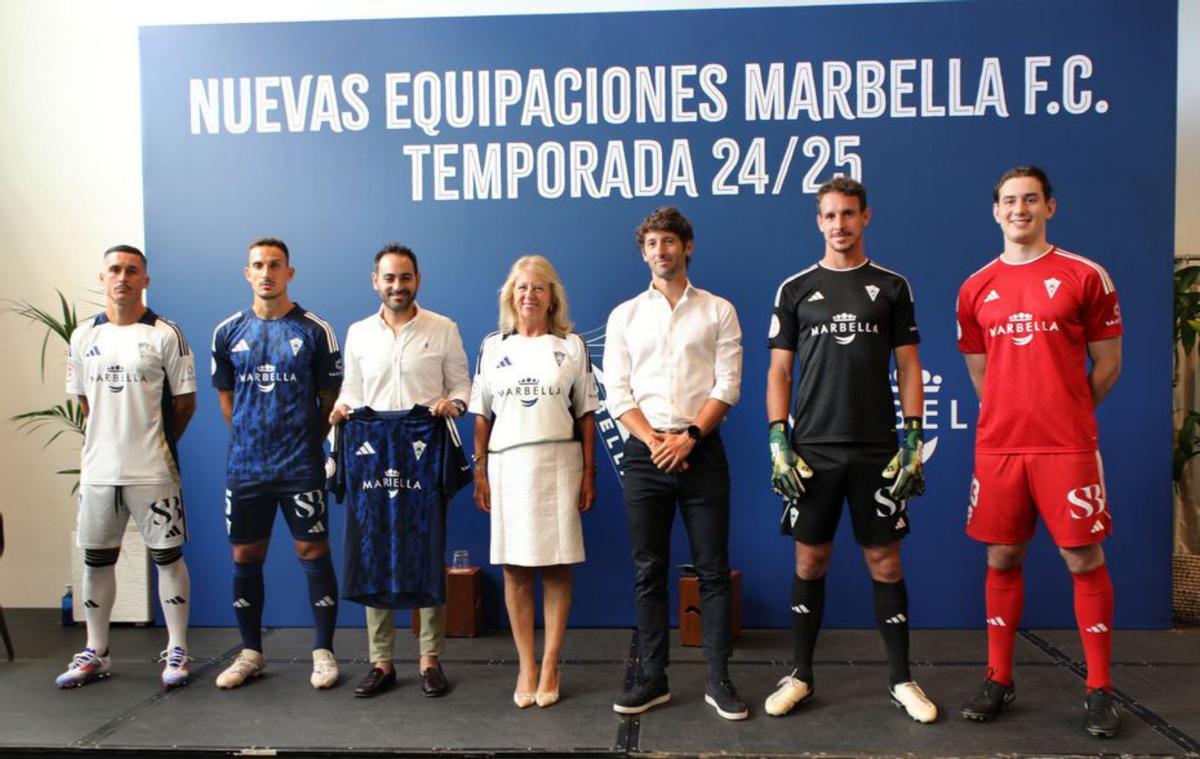 El Marbella FC presenta la equipación con la que jugará la próxima ...