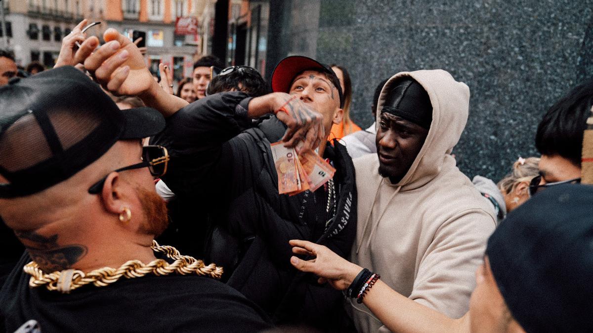 Yung Beef revoluciona Callao y regala 10.000 euros a los transeúntes en ...