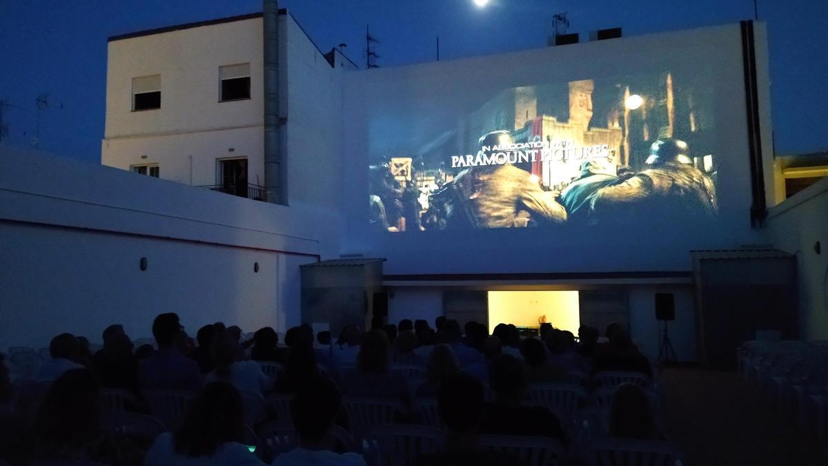 "Indiana Jones" vuelve a la terraza del Jayan de Xàbia, el último cine de pueblo