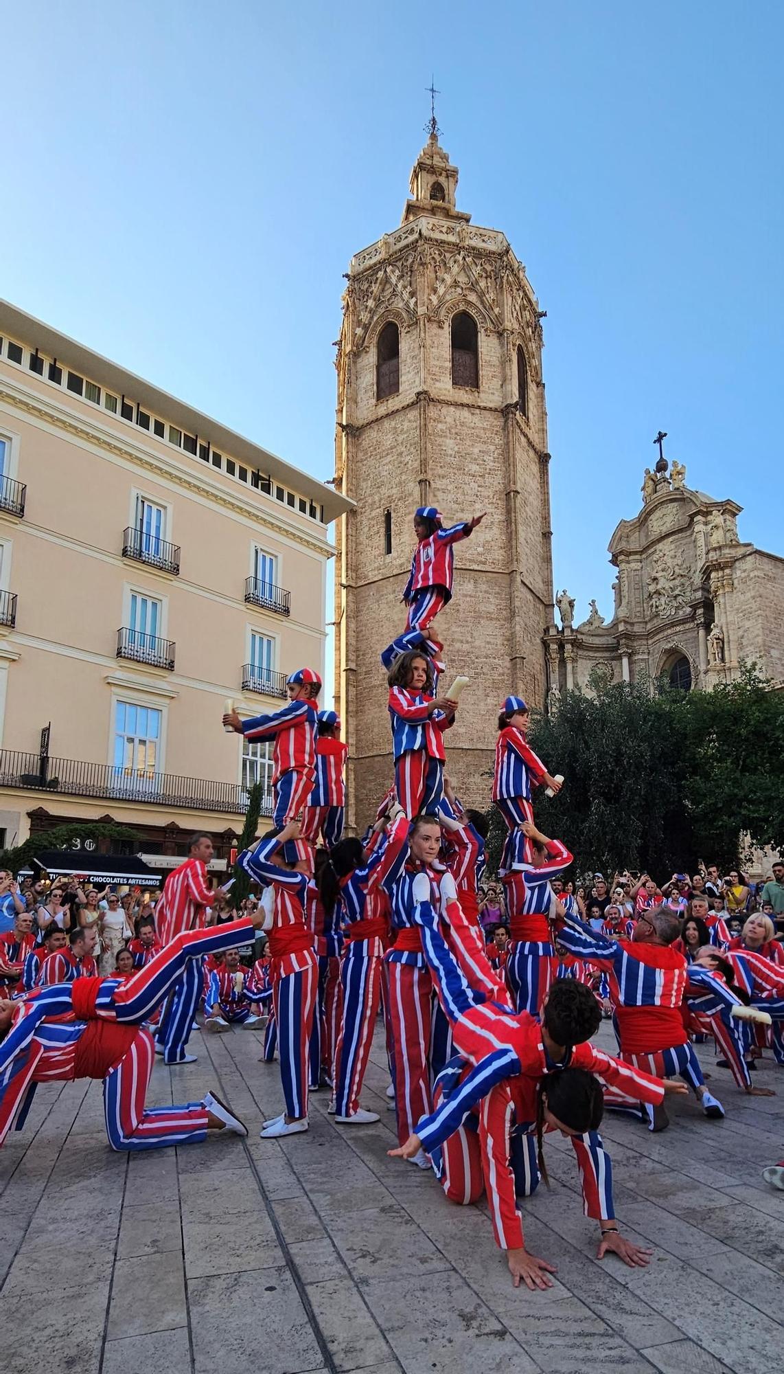 Espectacular exhibición de "Muixeranga" en las calles de València