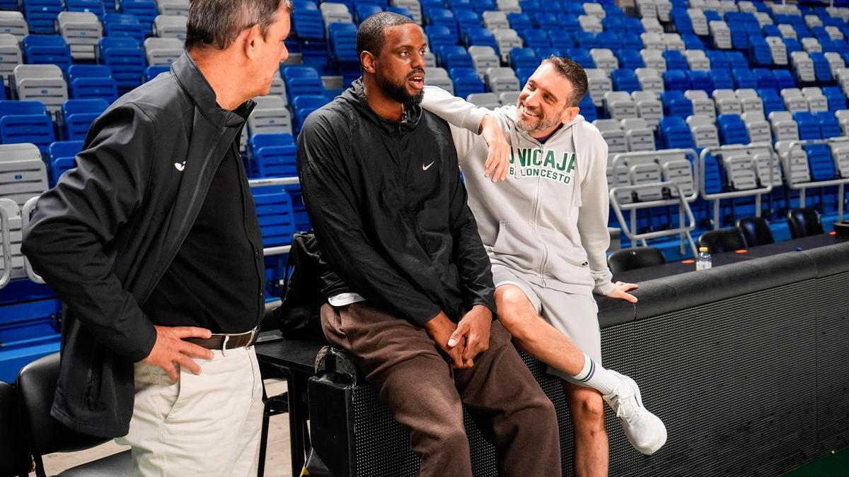 UNICAJA I Will Thomas promete fotos, firmas y besos a los aficionados ...