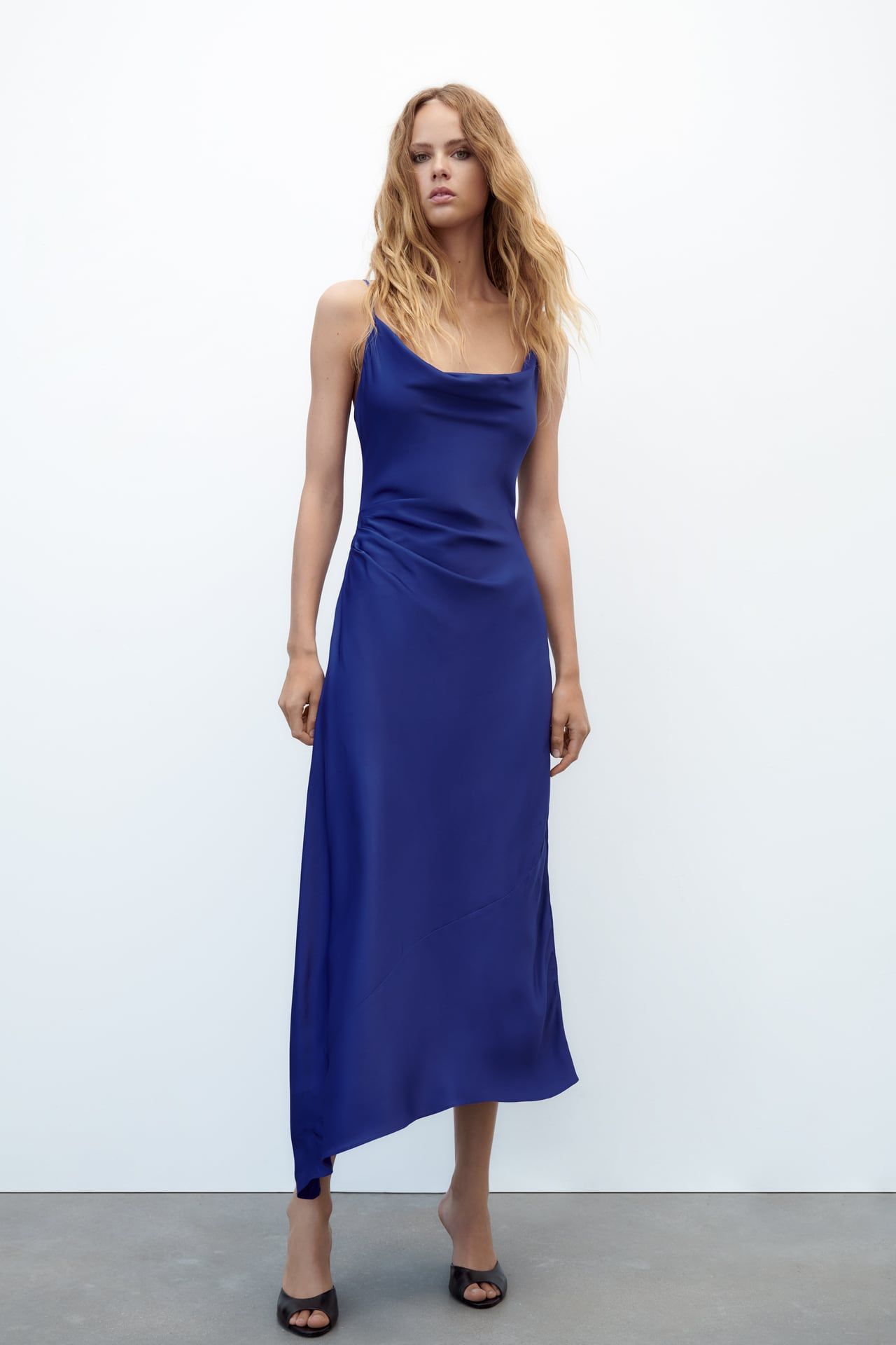 Los 12 vestidos azules de Zara por los que sentirás un auténtico ...