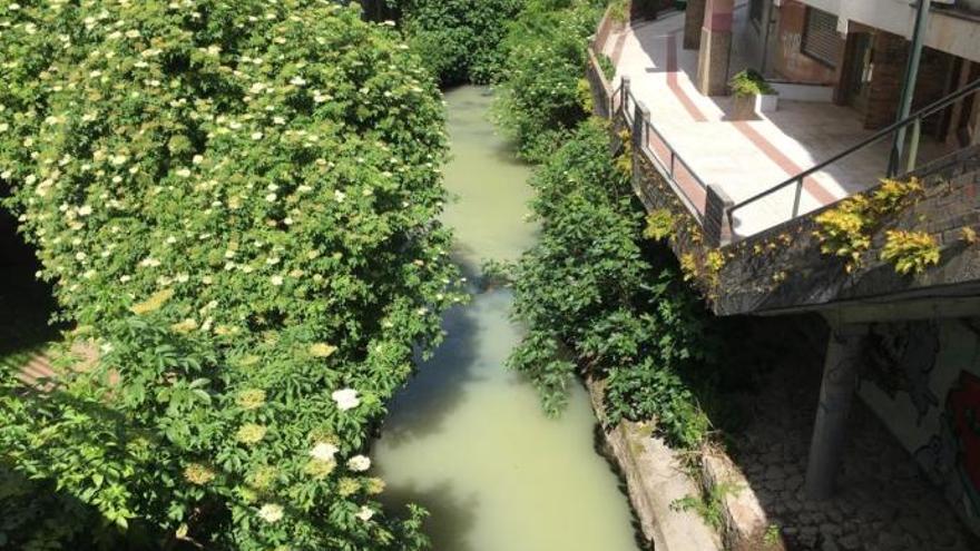 Un vertido tiñe de un color blancuzco el tramo urbano del río de Os Gafos