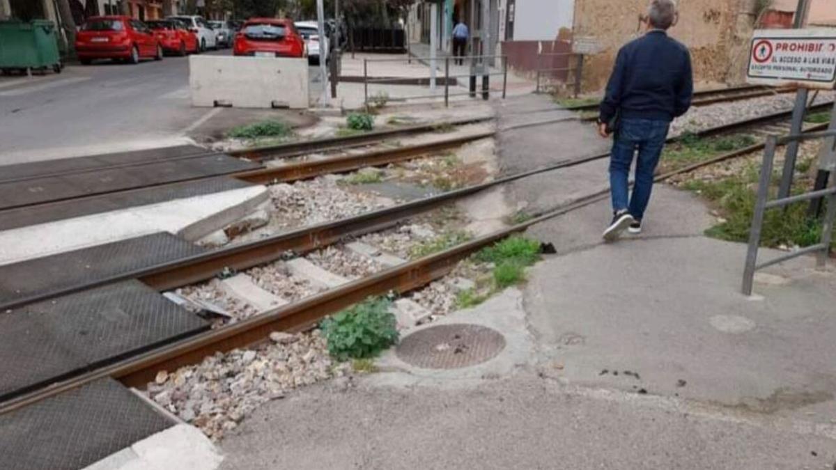 Vecinos de Godella alertan del peligro del paso a nivel