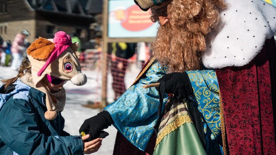 Reis que arriben en ferrocarril a la Pobla de Claramunt i també ...