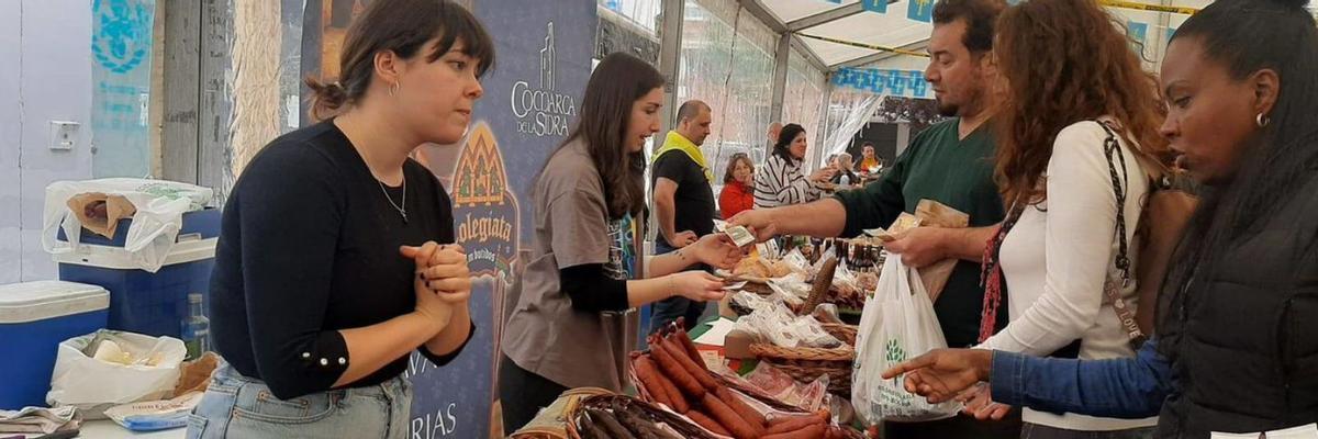 FERIA DE PRODUCTOS TRADICIONALES EL BERRÓN | El Berrón pasa un animado ...