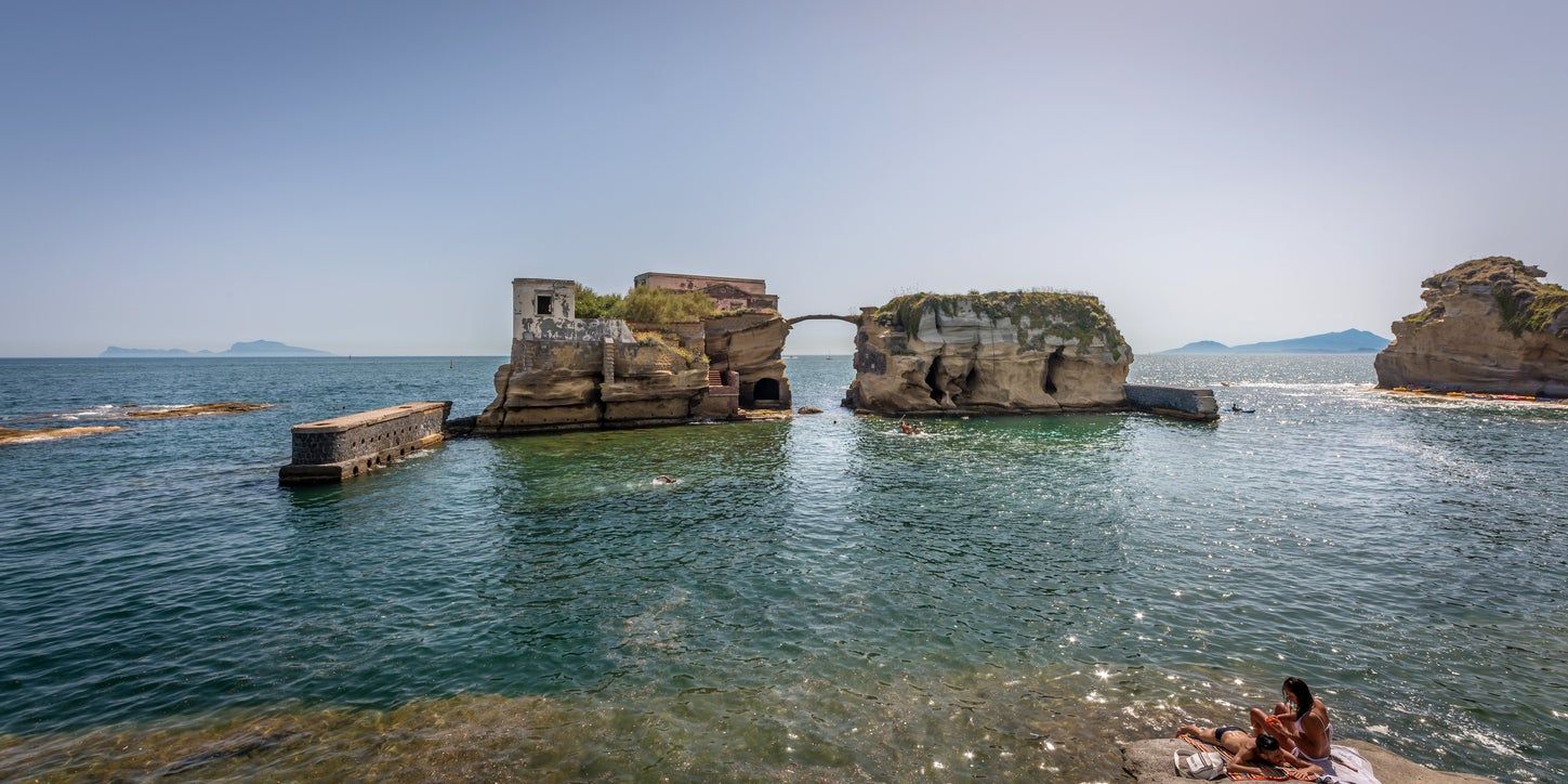 ¿Te atreves a atravesar el puente de Gaiola, la isla maldita de Italia ...