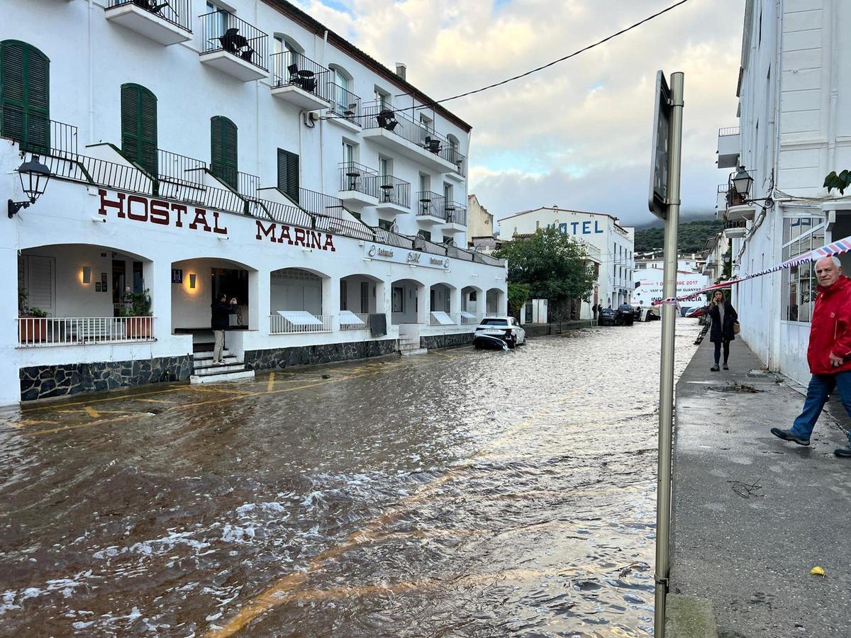 Las intensas lluvias desbordan la riera de Cadaqués y arrastran coches ...
