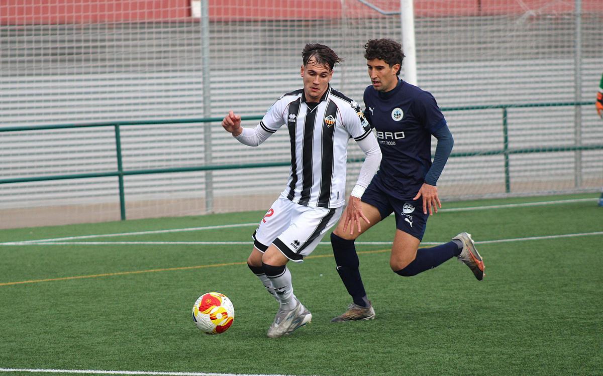 Isi Angulo, extremo zurdo del filial castellonense, controla el balón ...