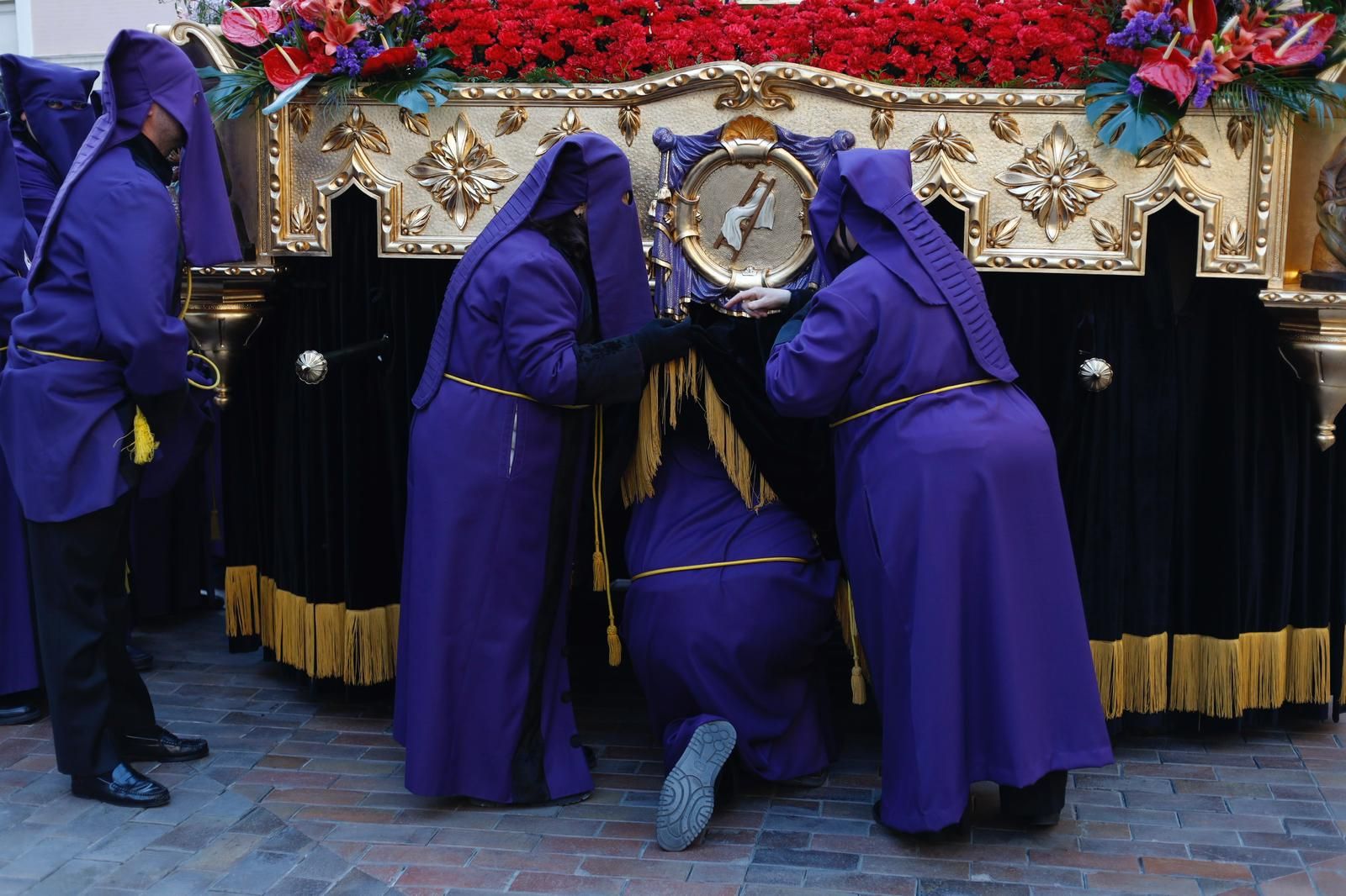 FOTOGALERÍA | Zaragoza se llena de capirotes y bombos en la procesión ...