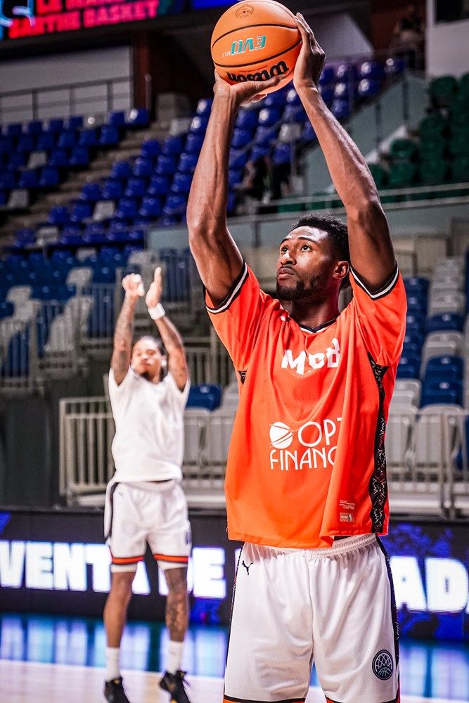 Imatges de Selom Mawugbe, nou jugador del Baxi Manresa, amb el Le Mans ...