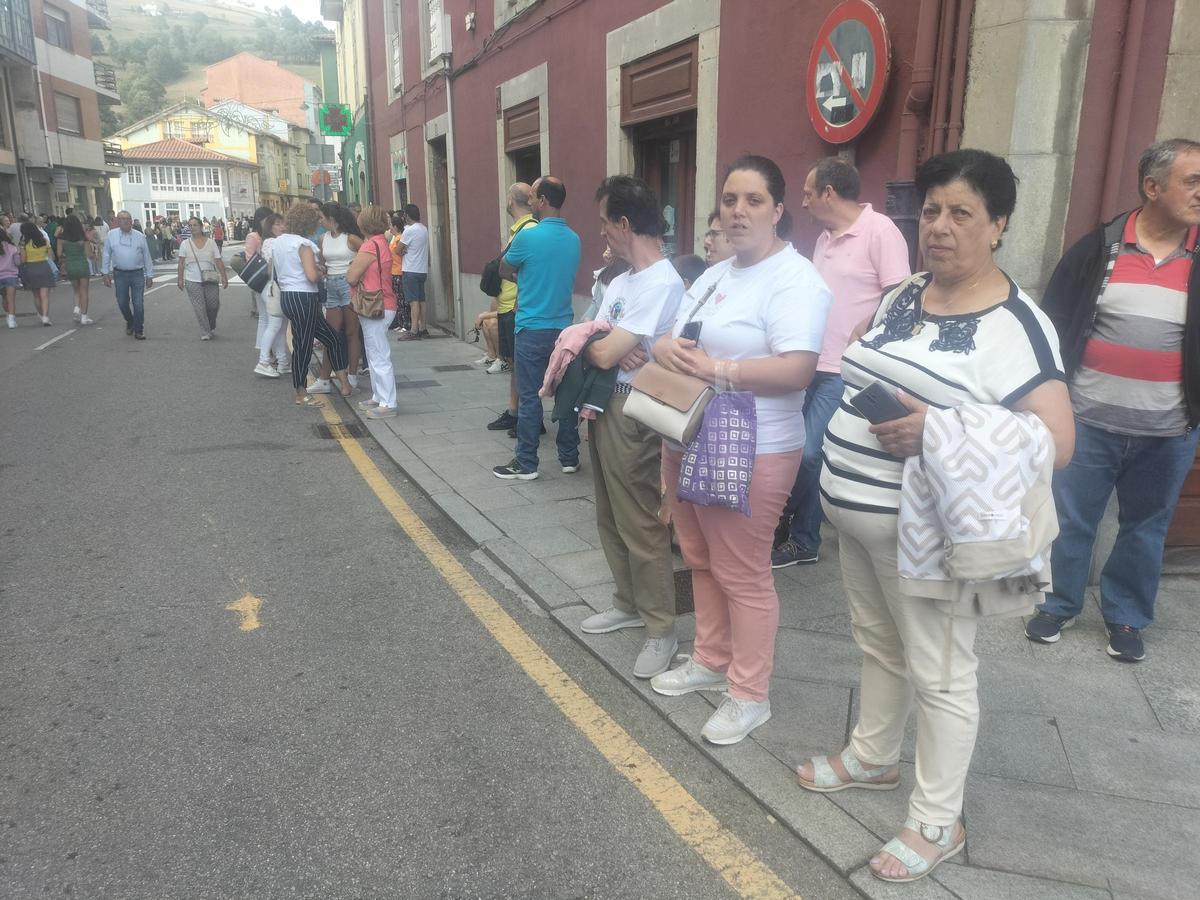 Tineo, color y carcajadas en el desfile más divertido de San Roque