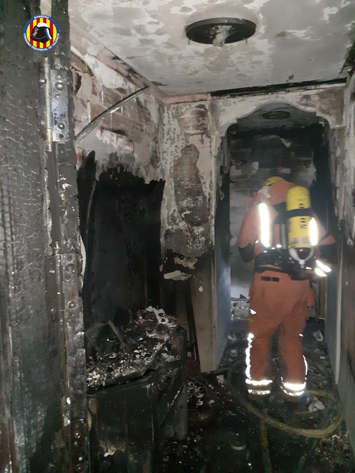 INCENDIO ALFAFAR | Nueve personas atendidas tras el incendio de una vivienda
