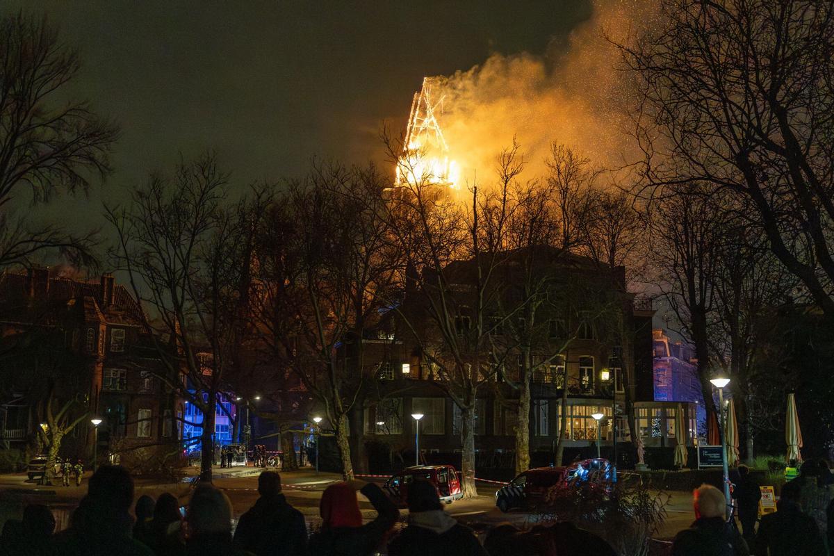 Arde la icónica torre de la iglesia Vondelkerk en Ámsterdam durante el ...