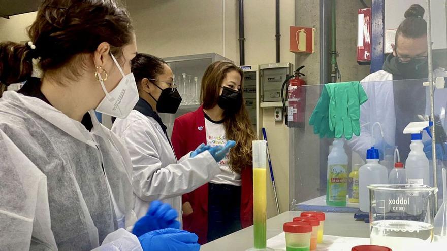 Educación y Juventud visita al alumnado de prácticas de Ciencias ...