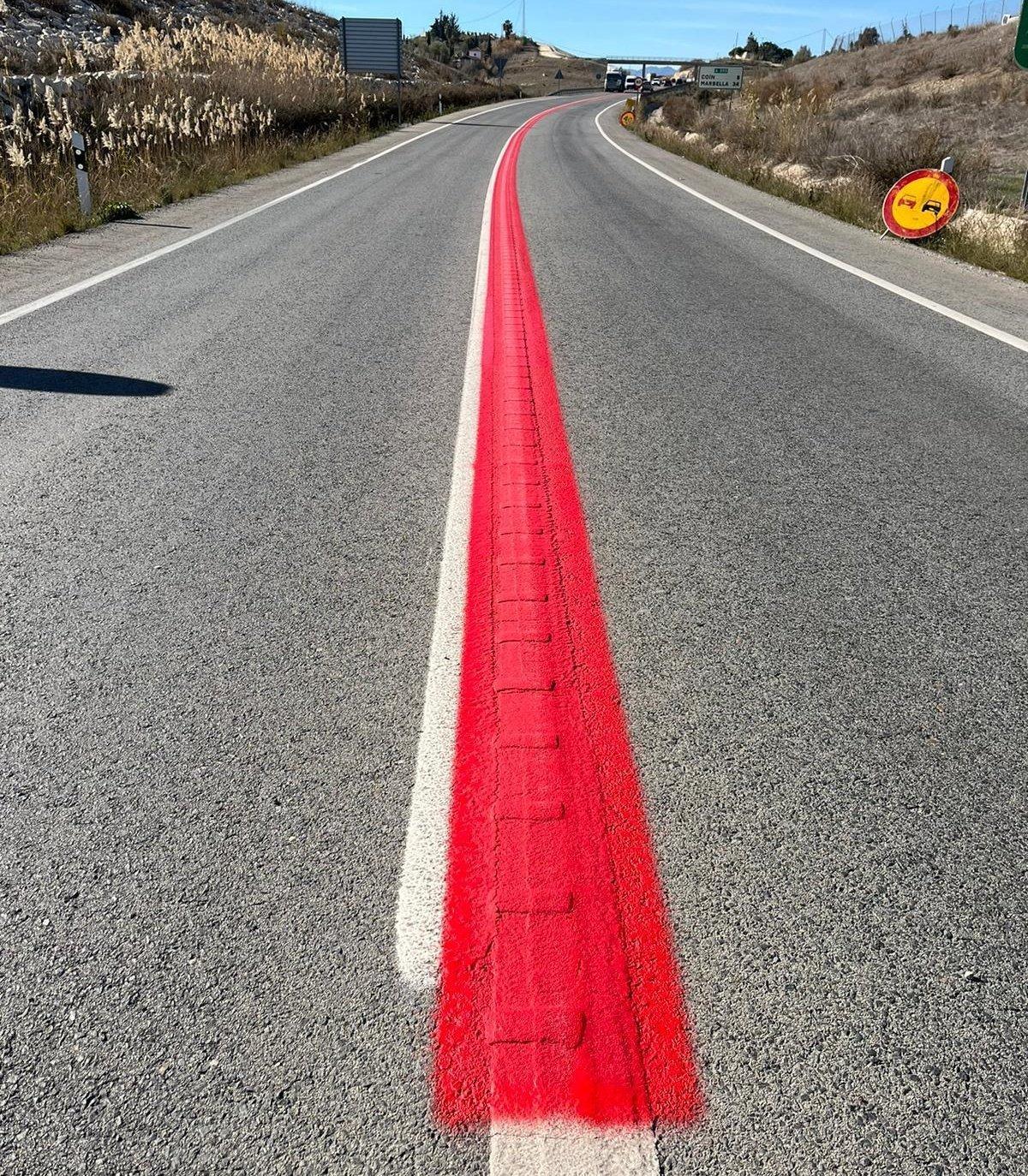 Una gran línea roja ya previene de la peligrosidad de la carretera A ...