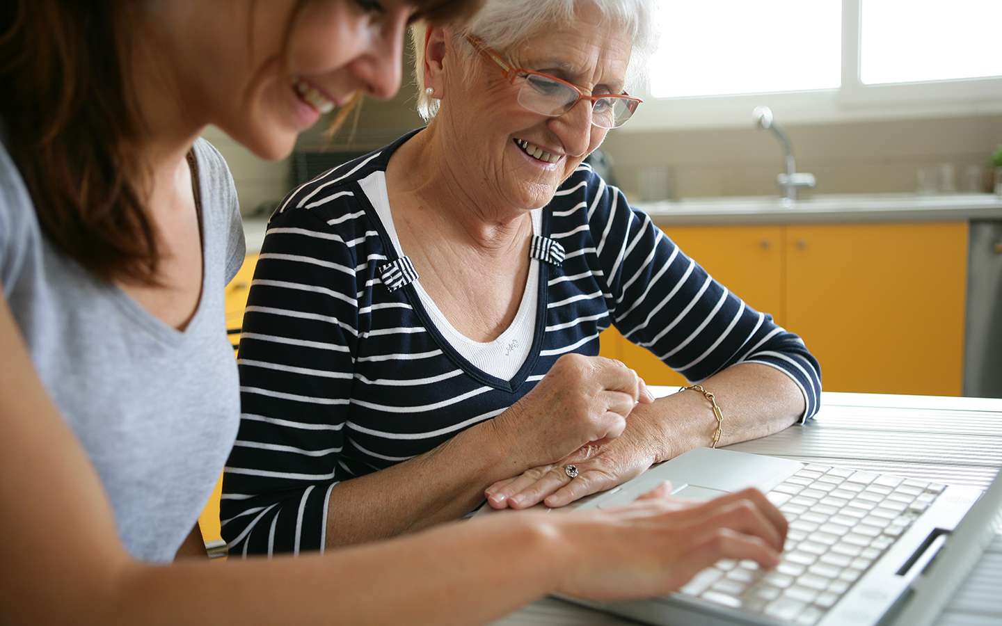 Así se lucha contra la brecha digital de los más mayores